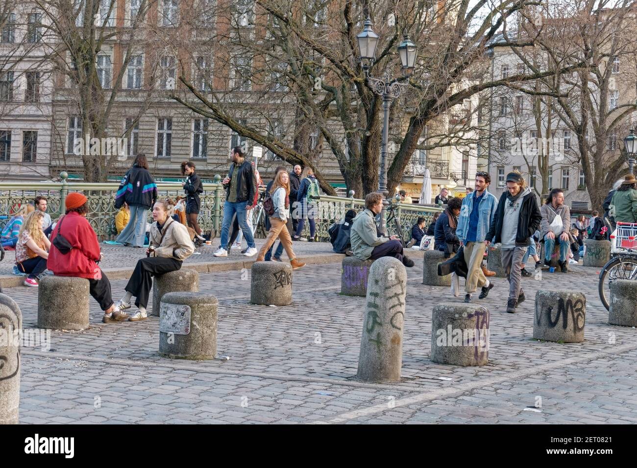 Junge Leute auf der Admiralsbruecke in Kreuzberg, Berlin , Vorfruehling ...