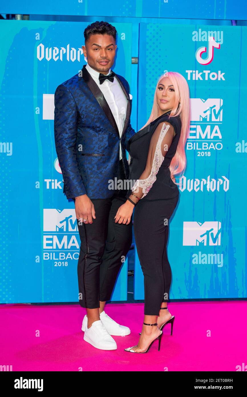 Nathan Henry en Sophie Kasaei on the red carpet for the 2018 MTV Europe ...