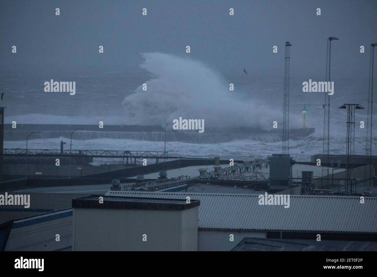 Scary waves hi-res stock photography and images - Alamy