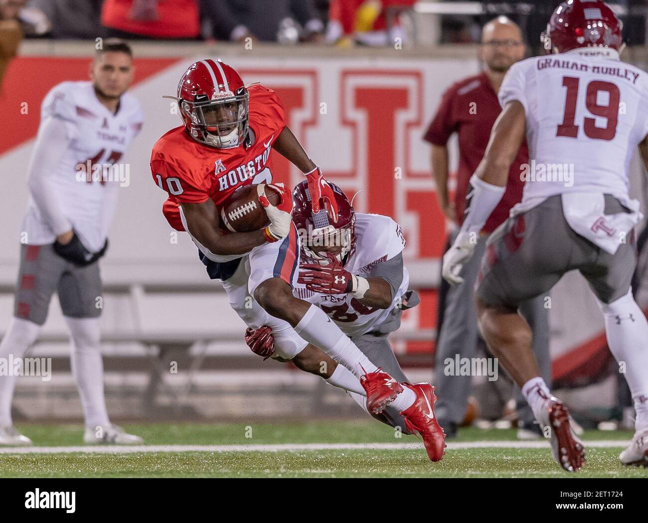 Houston Cougars wide receiver Jeremy Singleton (10) catches the ball ...