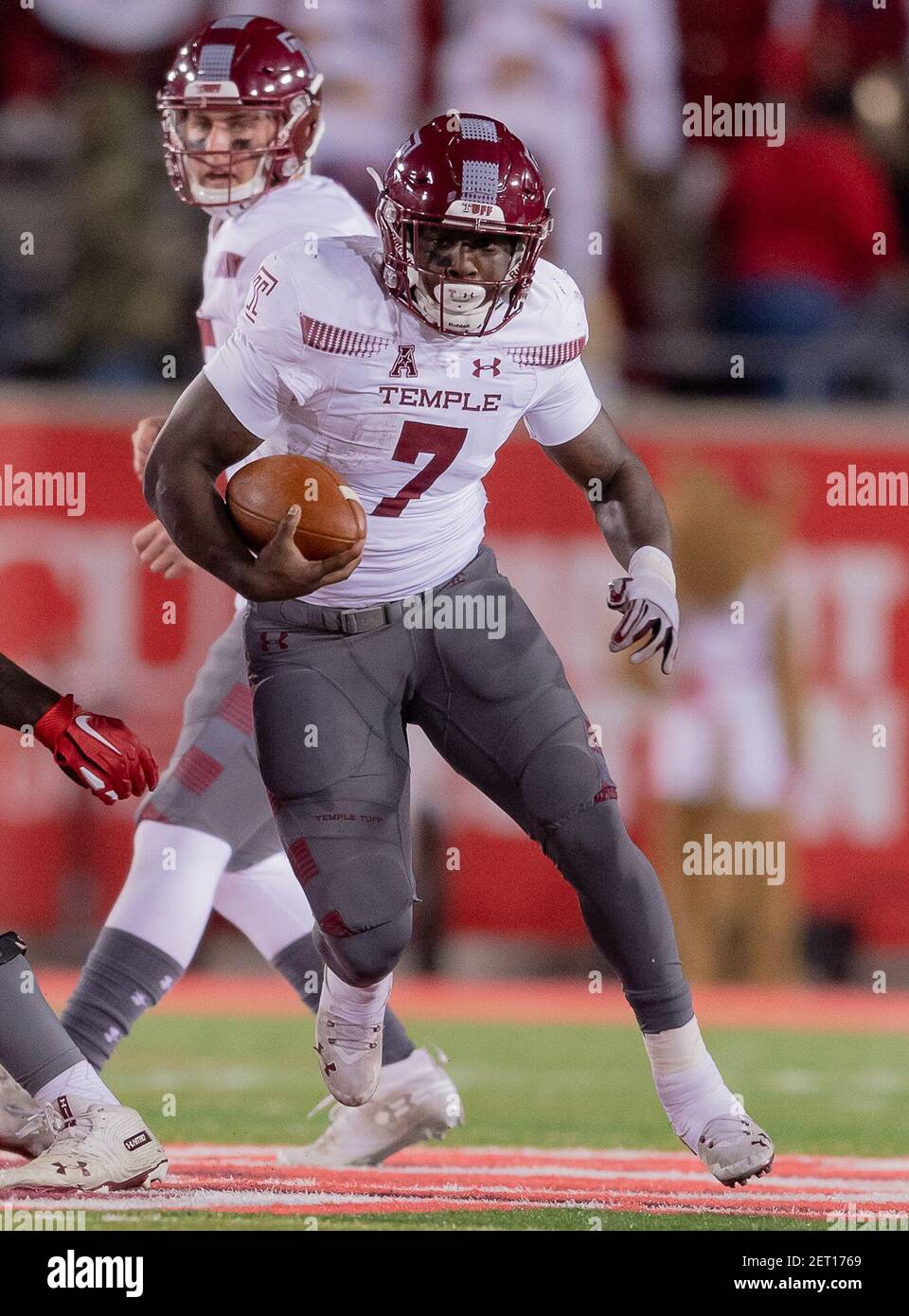 Temple Owls running back Ryquell Armstead (7) on the carry during the ...