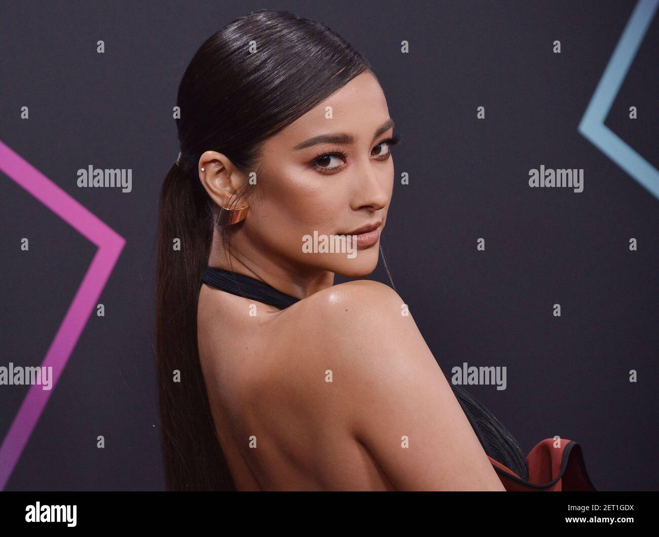 Shay Mitchell arrives at the 2018 E! People's Choice Awards held at the ...