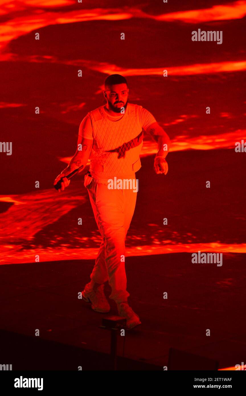 MIAMI, FL - NOVEMBER 13: Drake performs on stage during the Drake ...