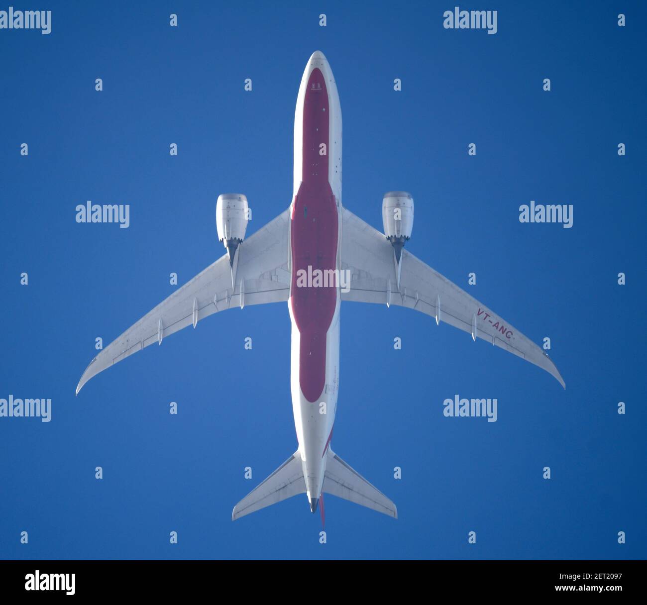 Boeing 787 dreamliner overhead hi-res stock photography and images - Alamy
