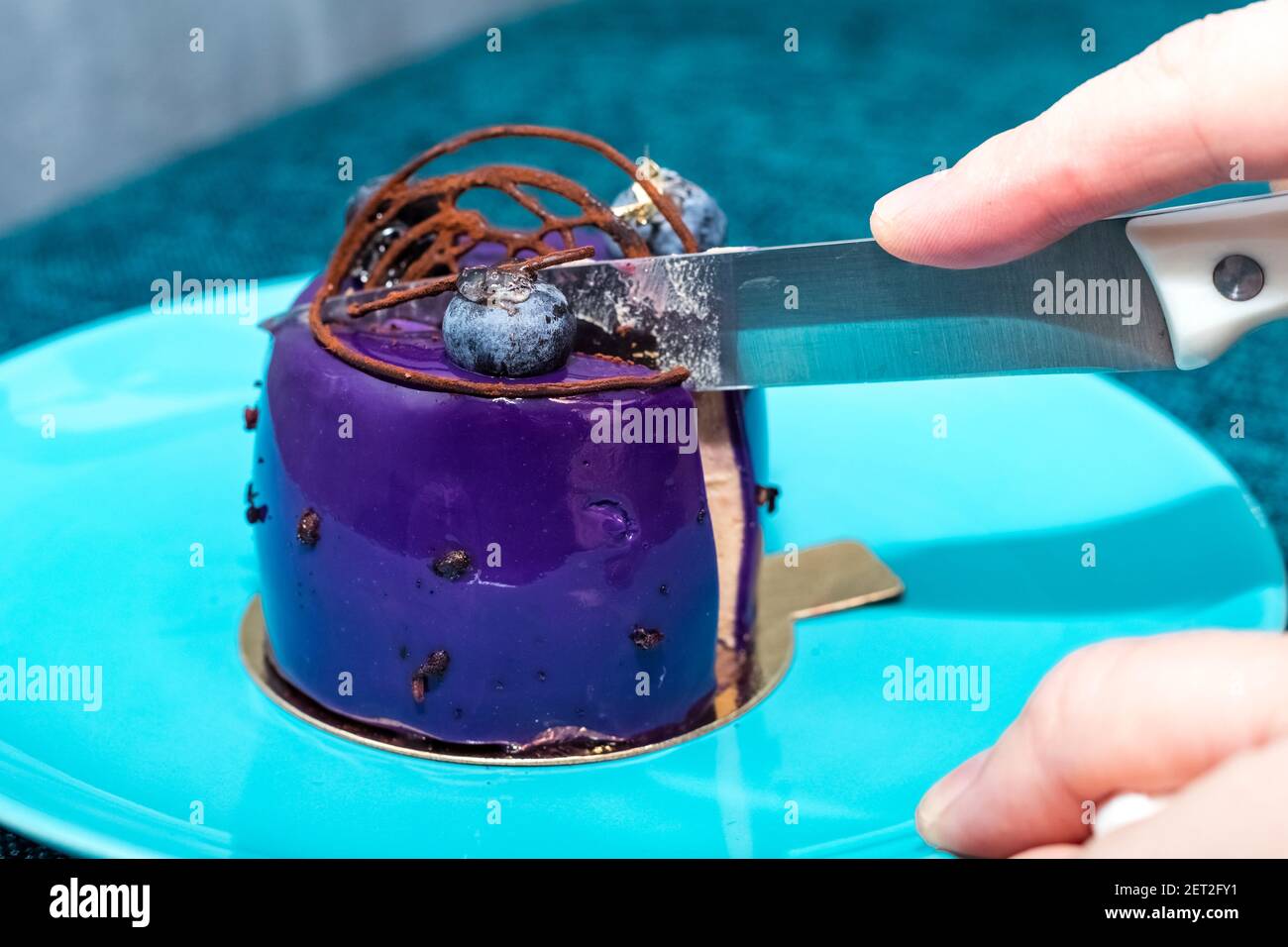 Cutting a birthday cake hi-res stock photography and images - Alamy