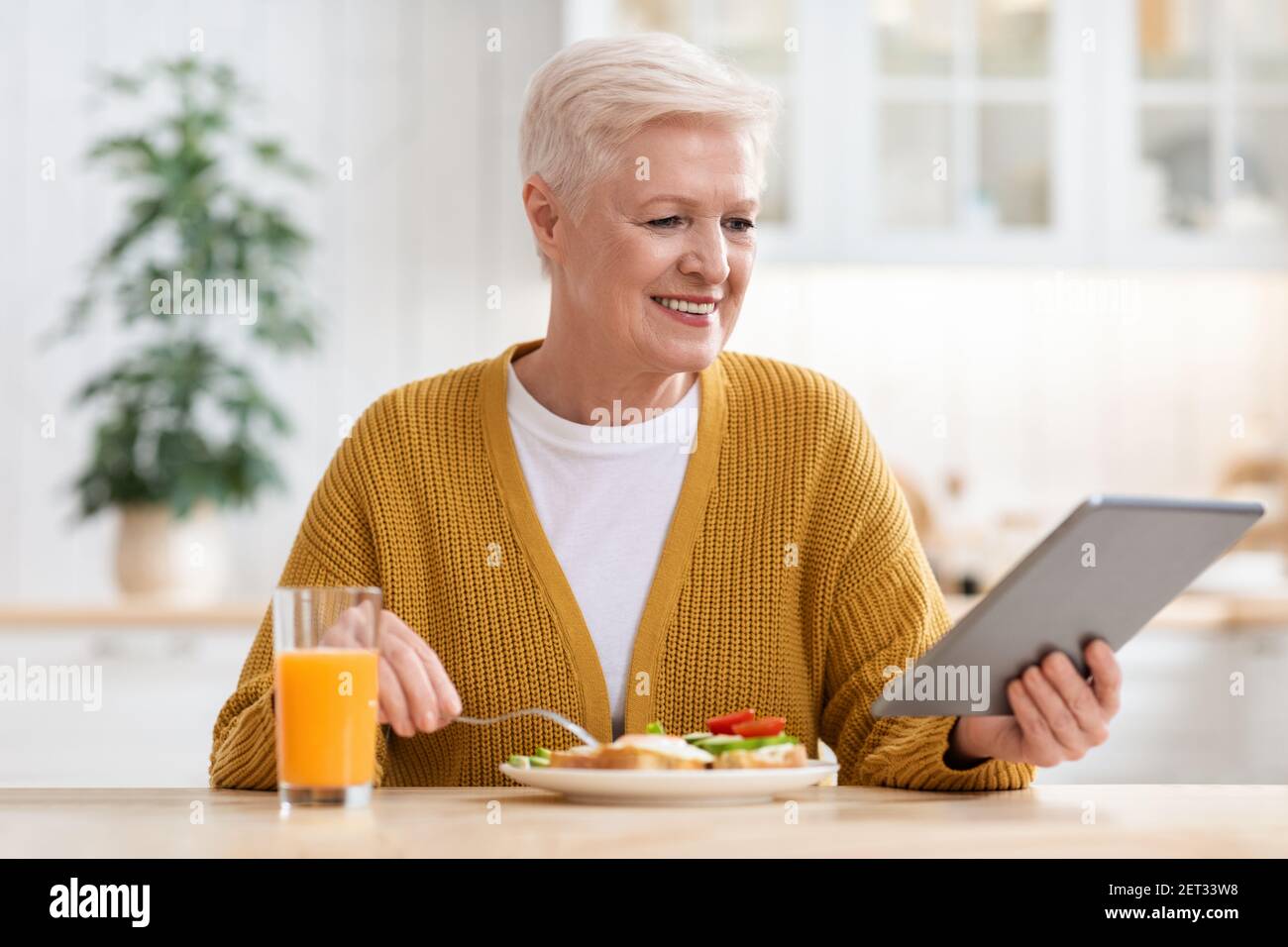 Old lady tablet hi-res stock photography and images - Alamy