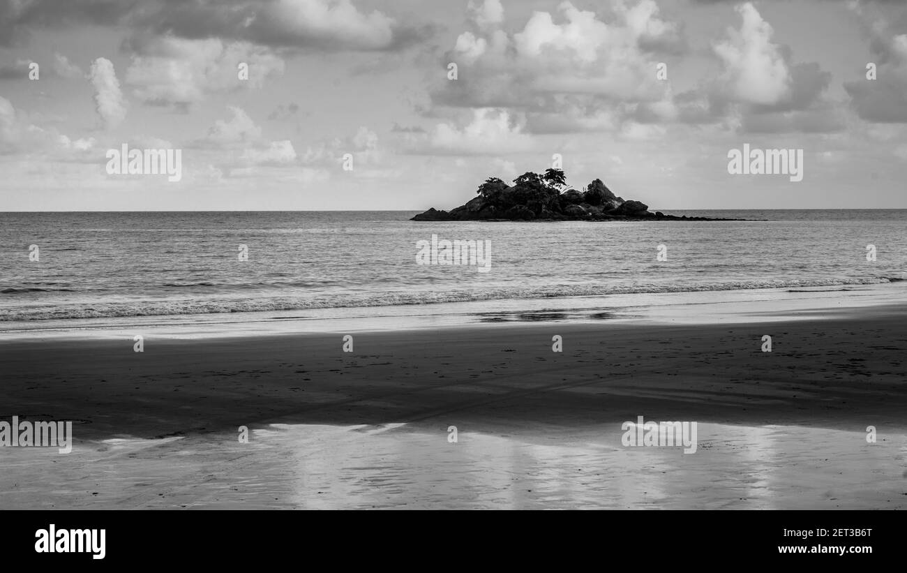 Scenic view of the beach, Thornton Beach, Far North Queensland ...