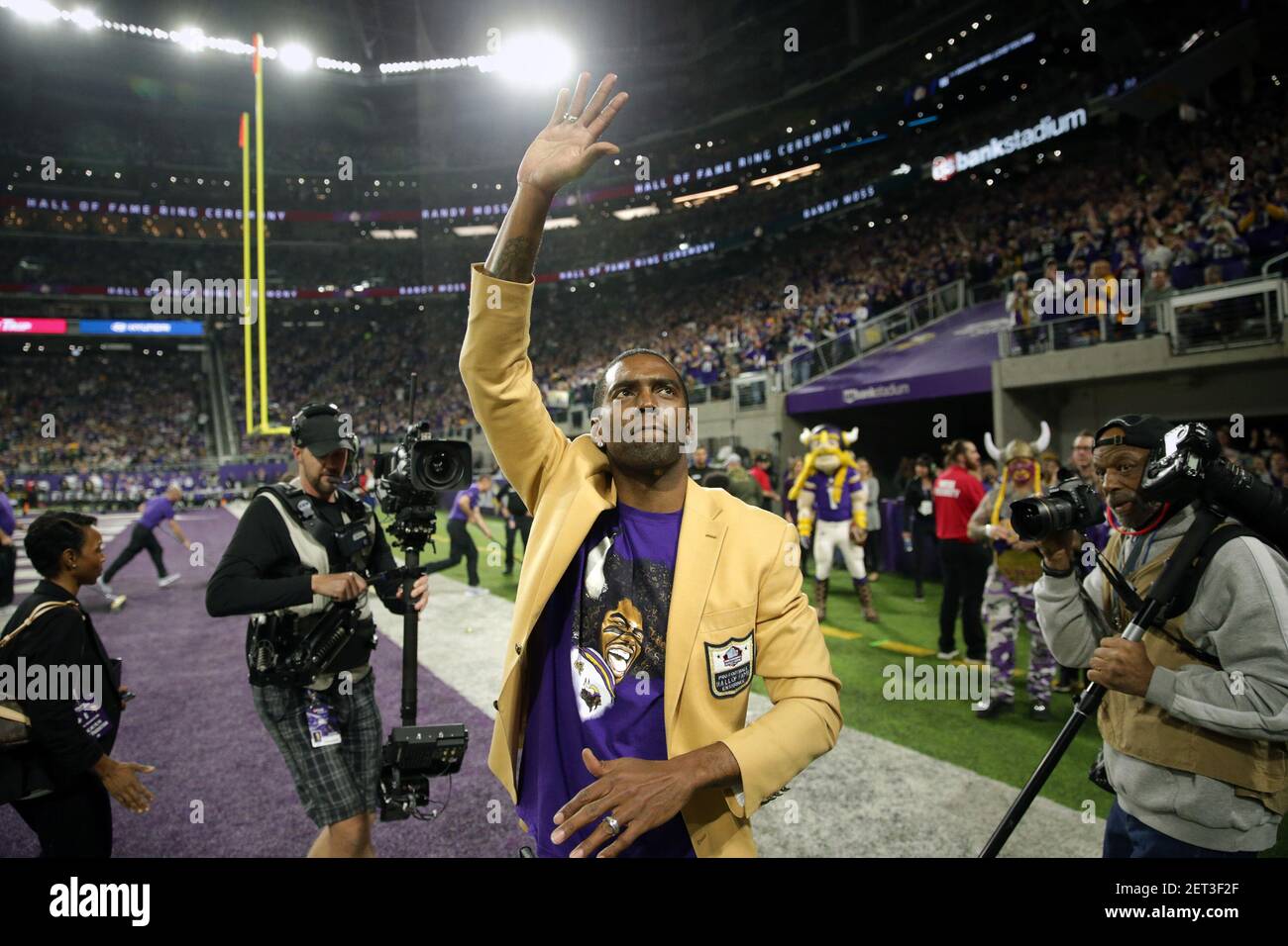 Former Minnesota Viking superstar Randy Moss waves to the cheering fans ...