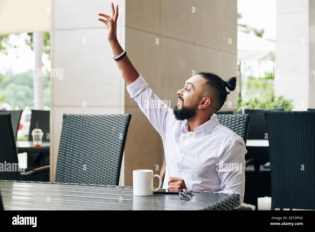 Hand gesture cafe waiter hi-res stock photography and images - Alamy