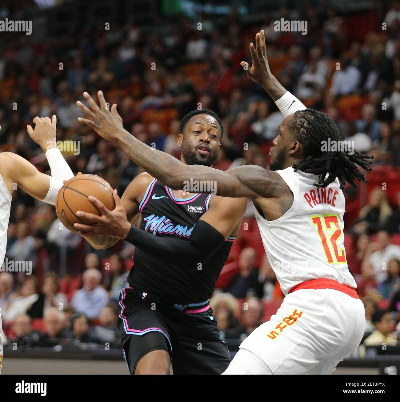 Dwyane Wade, del Miami Heat, batalla para superar a Taurean Prince, de ...
