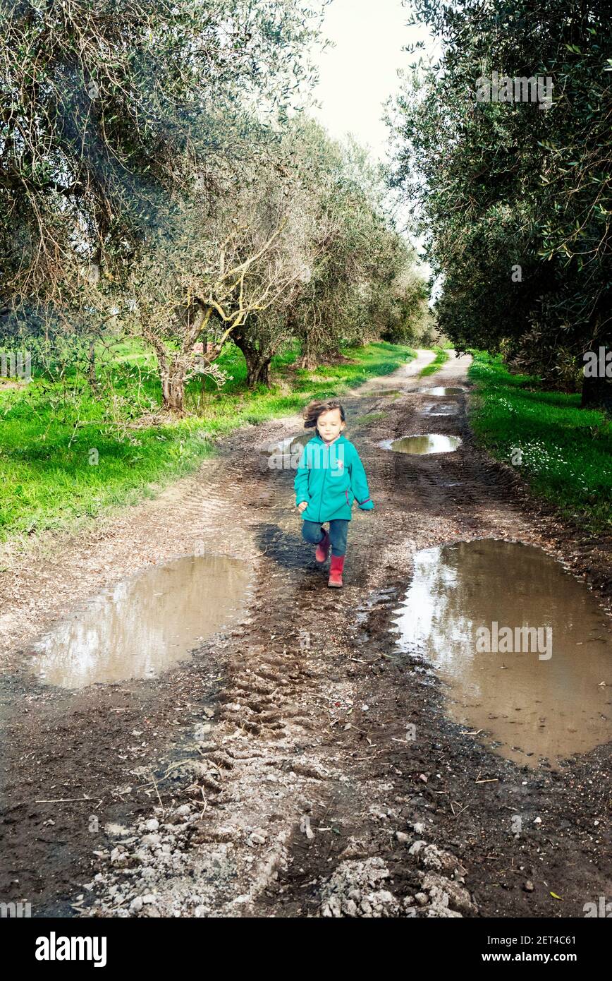 Girls in mud hi-res stock photography and images - Alamy