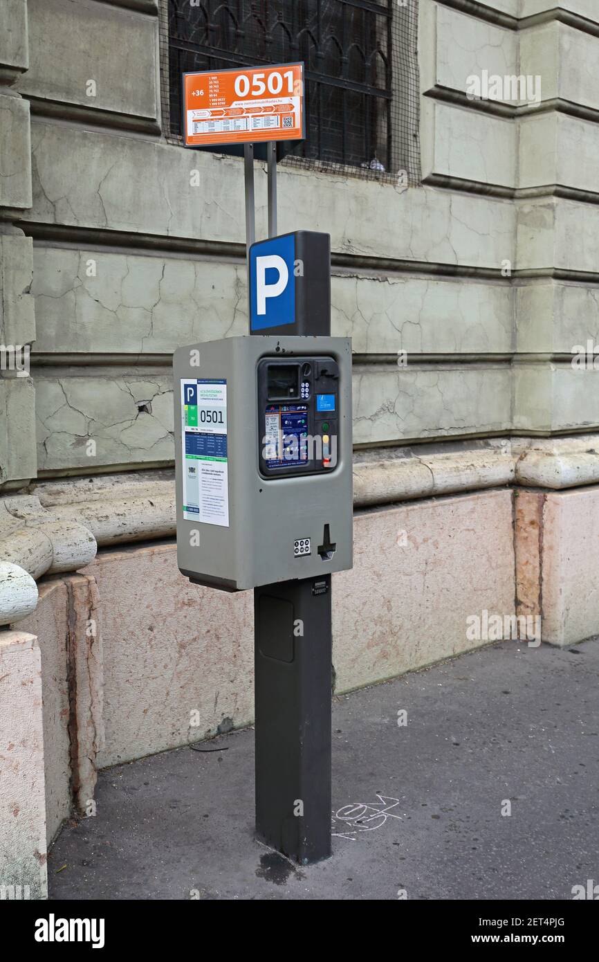 Stand alone sign hi-res stock photography and images - Alamy