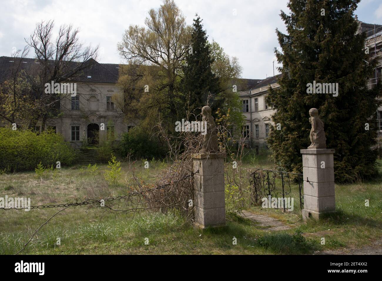Flaming house ruins hi-res stock photography and images - Alamy