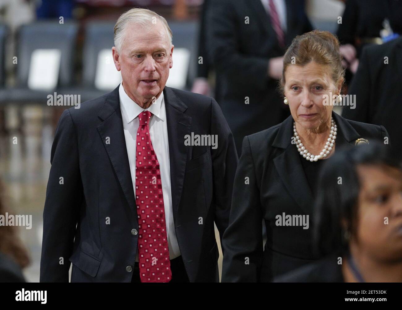 Former Vice Presidents Dan Quayle, left, and his wife Marilyn, right ...