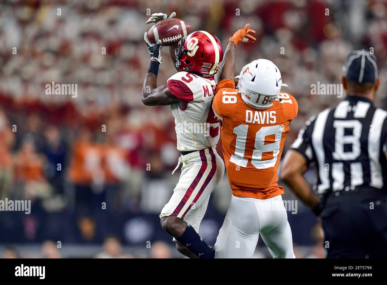 Oklahoma wide receiver Marquise Brown (5) catches a pass as Texas ...