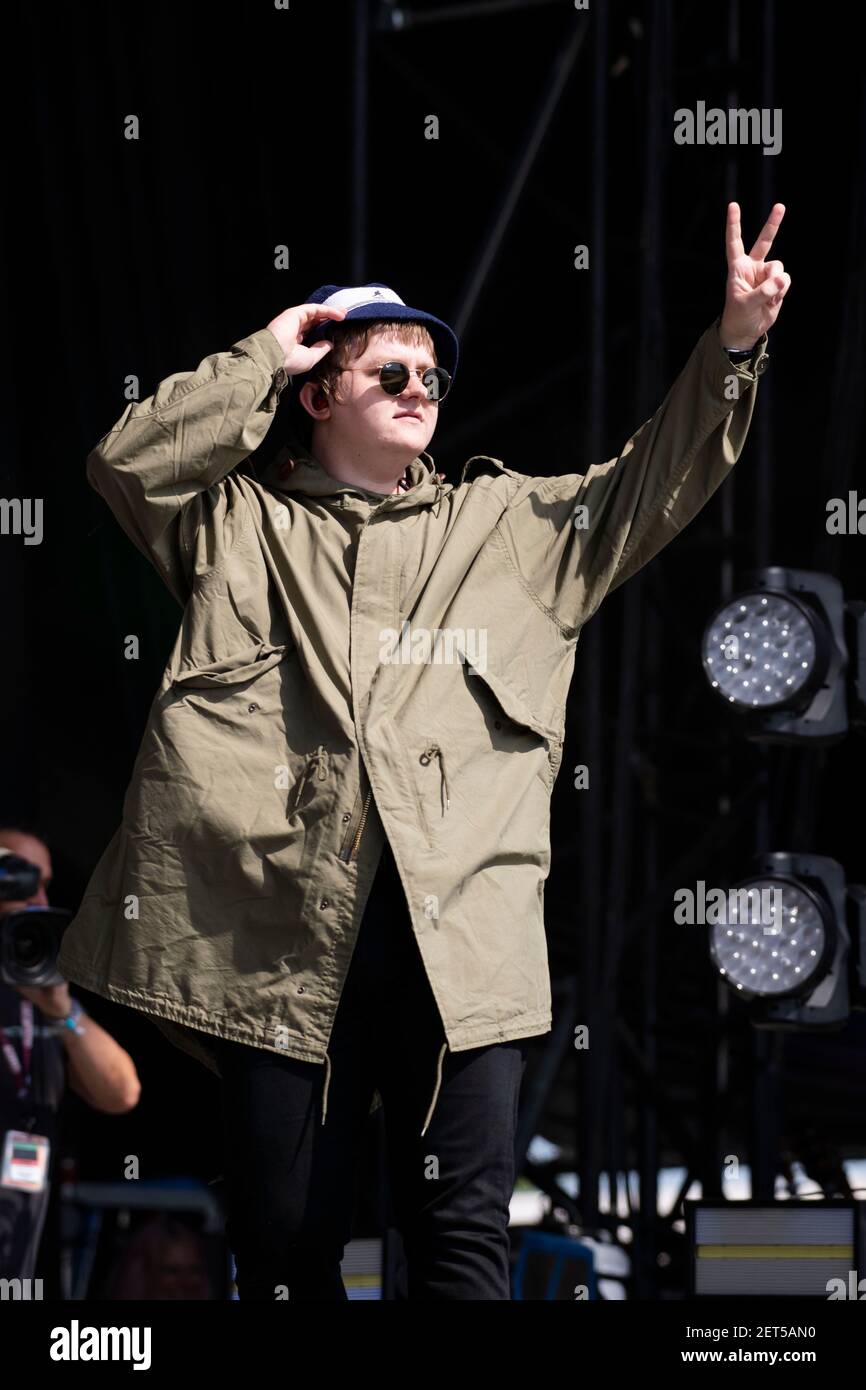 Lewis capaldi stage hi-res stock photography and images - Alamy