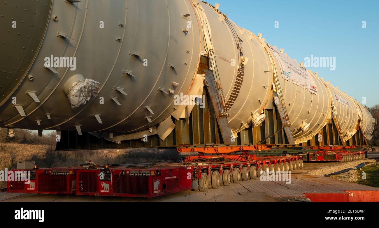 A huge element built by HYUNDAI, weighing 890 tons, splitter ...