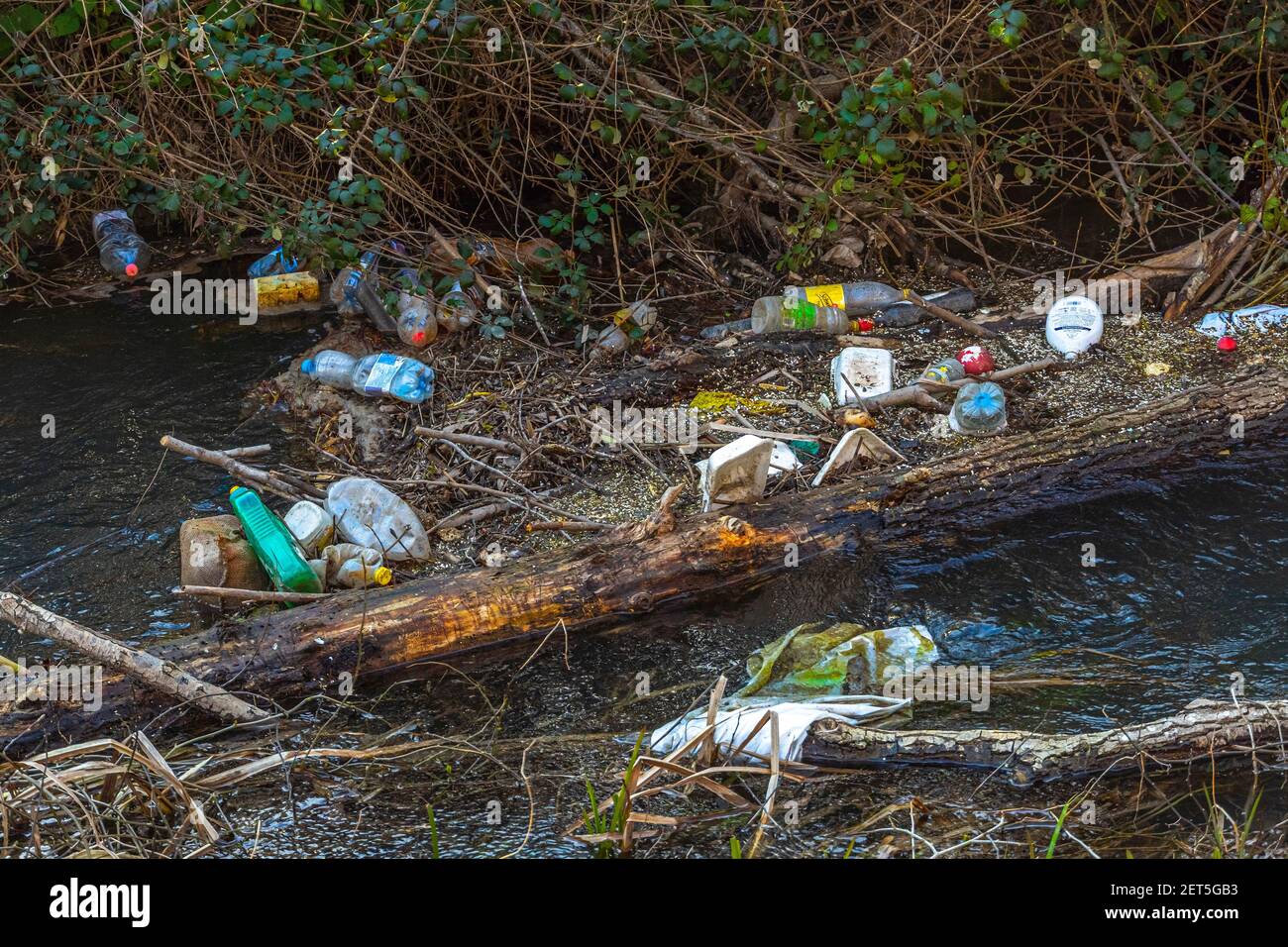 Rubbish trash garbage river hi-res stock photography and images - Alamy