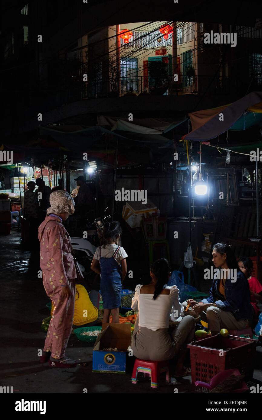 Cambodia phnom penh night market hi-res stock photography and images ...