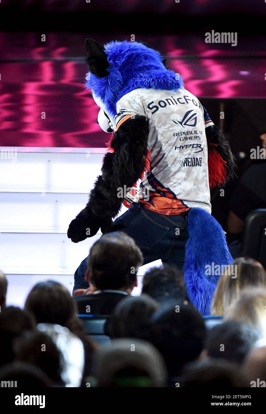 LOS ANGELES - DECEMBER 6: Dominigue "SonicFox" McLean accepts the Best ...