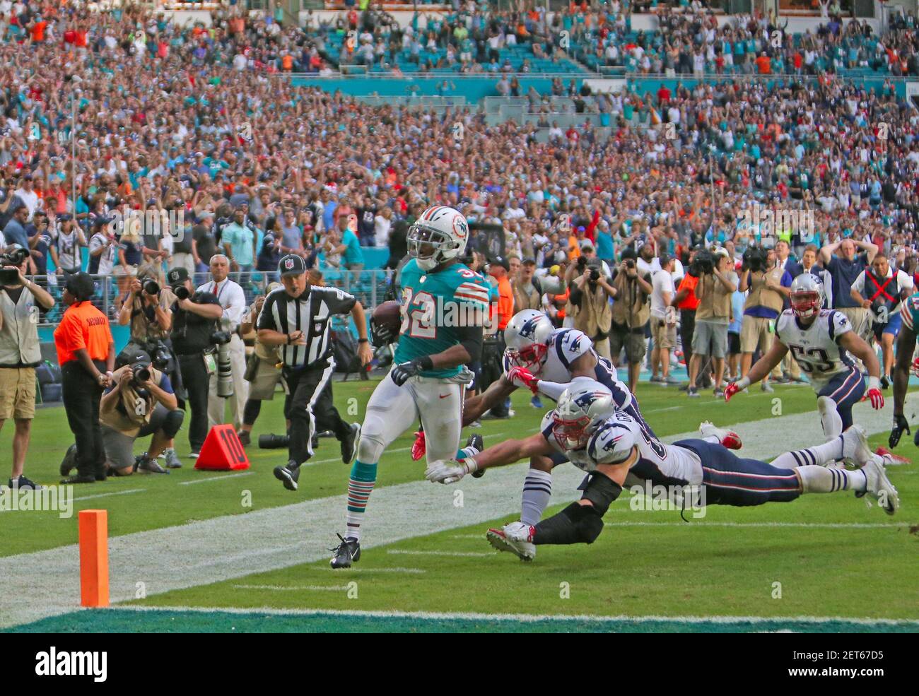 Miami Dolphins running back Kenyan Drake (32) scores the winning ...