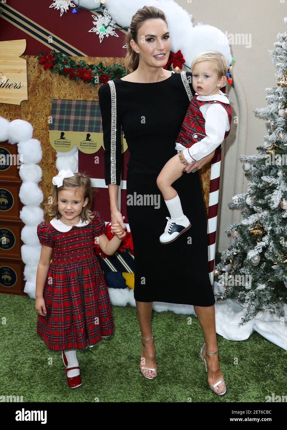 BEVERLY HILLS, LOS ANGELES, CA, USA - DECEMBER 09: Elizabeth Chambers ...