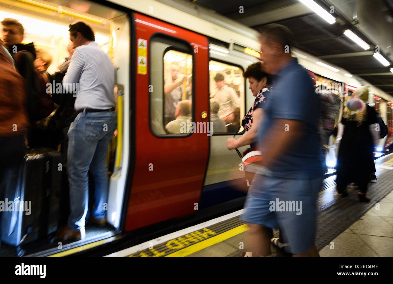 London underground passengers crowded hi-res stock photography and ...