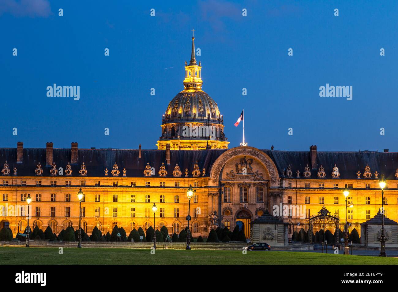 Les invalides grass hi-res stock photography and images - Alamy