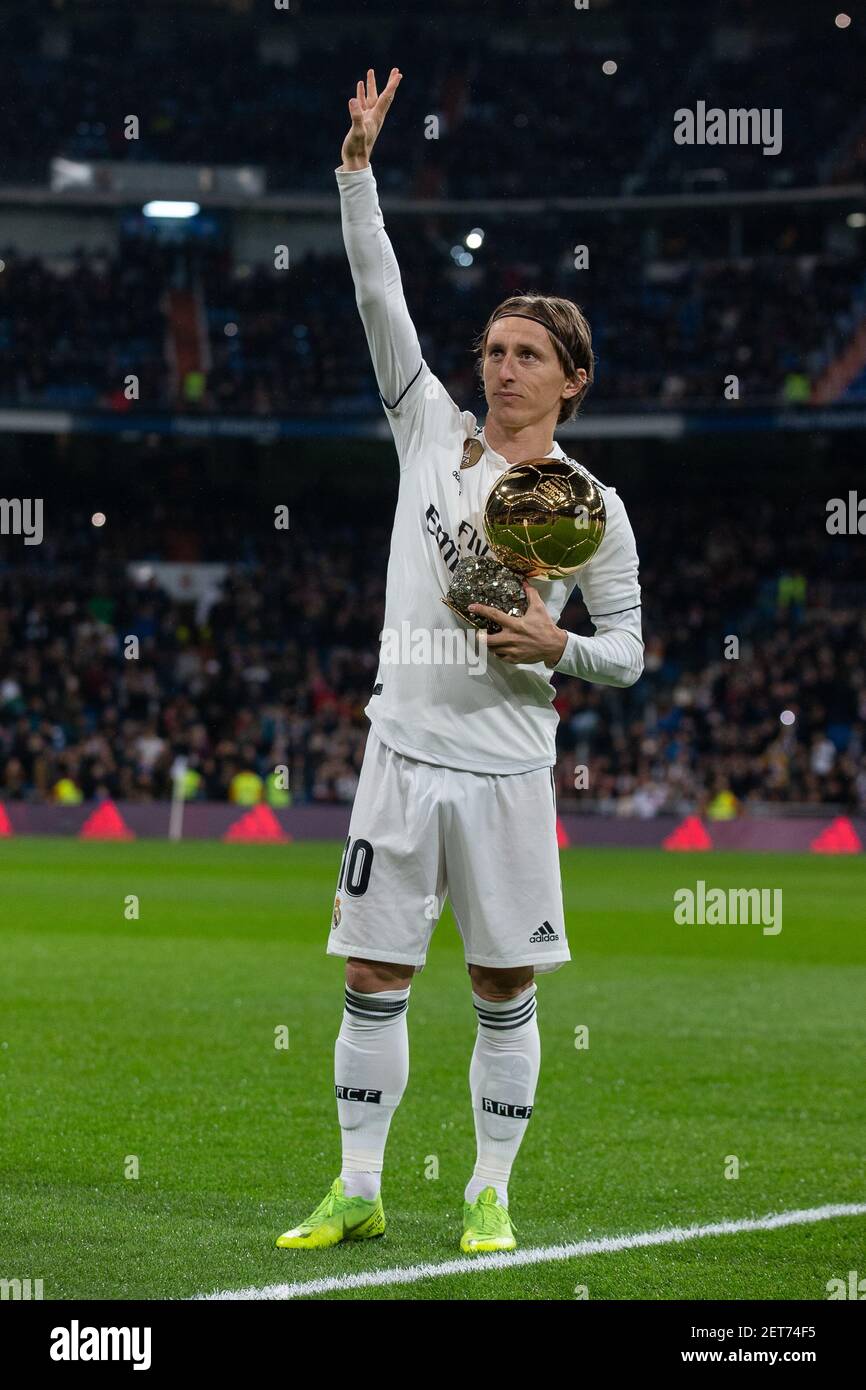 Luka Modric of Real Madrid presenting his Golden Ball trophy 2018 ...