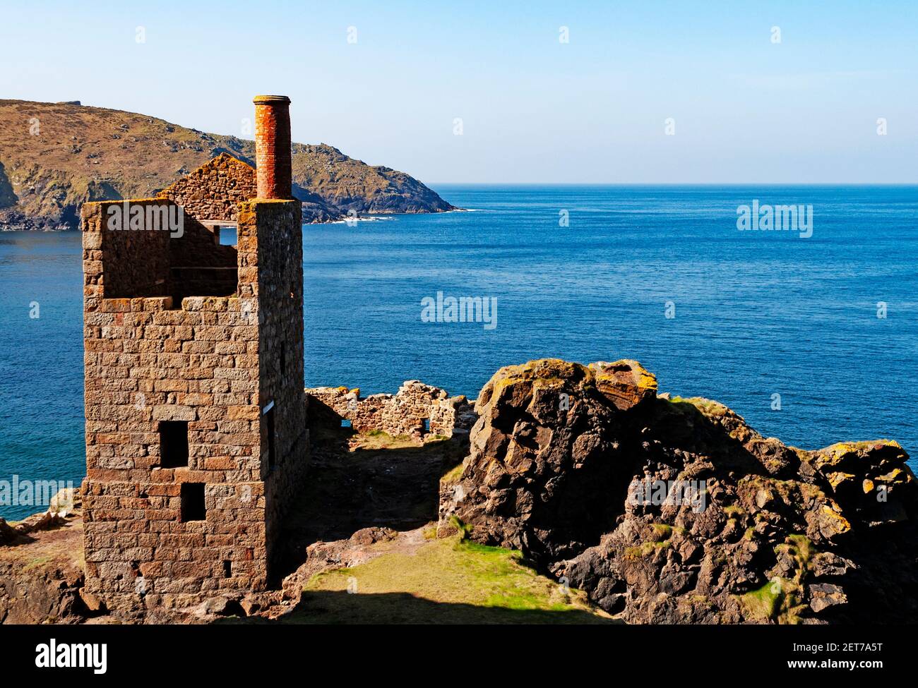 Crown mines engine houses hi-res stock photography and images - Alamy