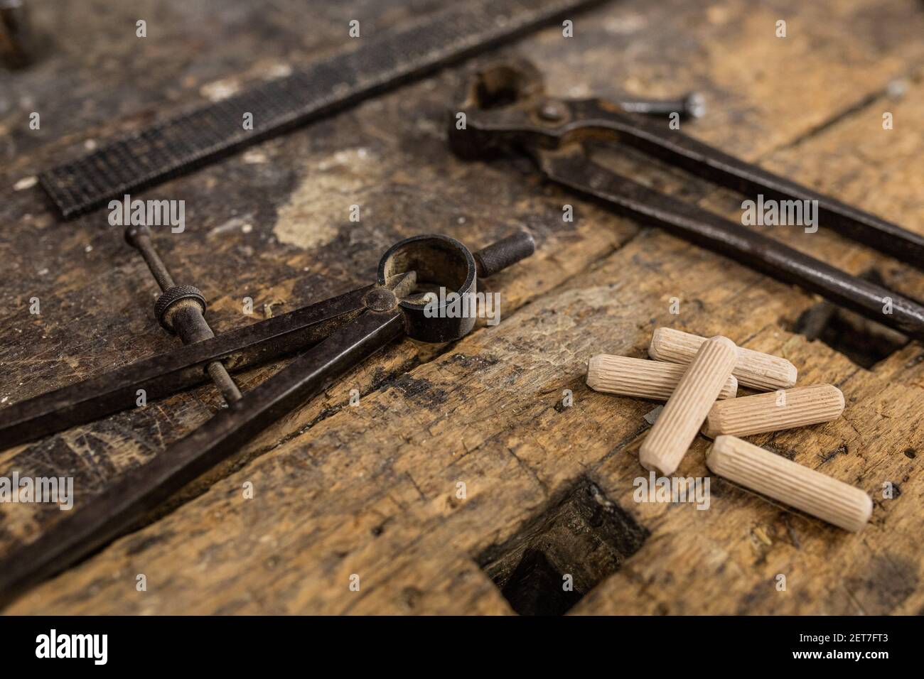 Carpenters work on saw hi-res stock photography and images - Alamy