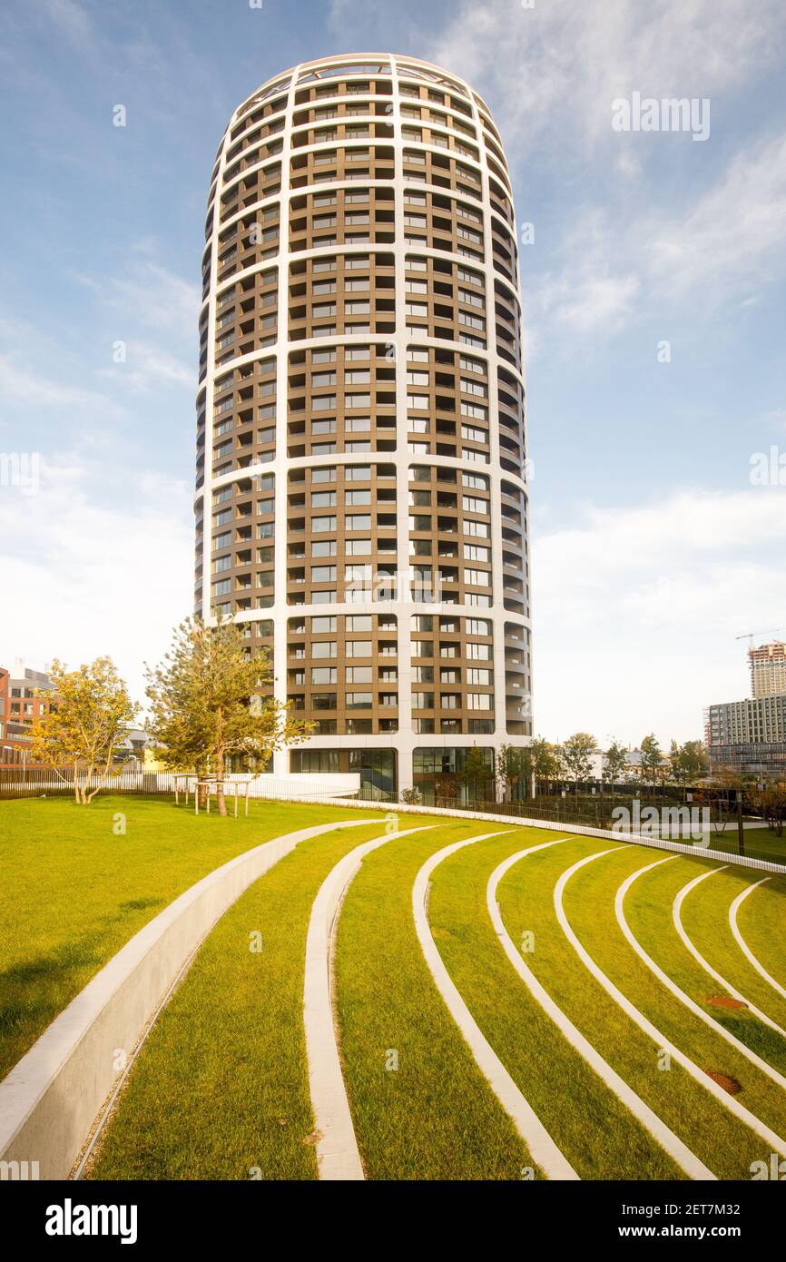 Car near tall building hi-res stock photography and images - Alamy