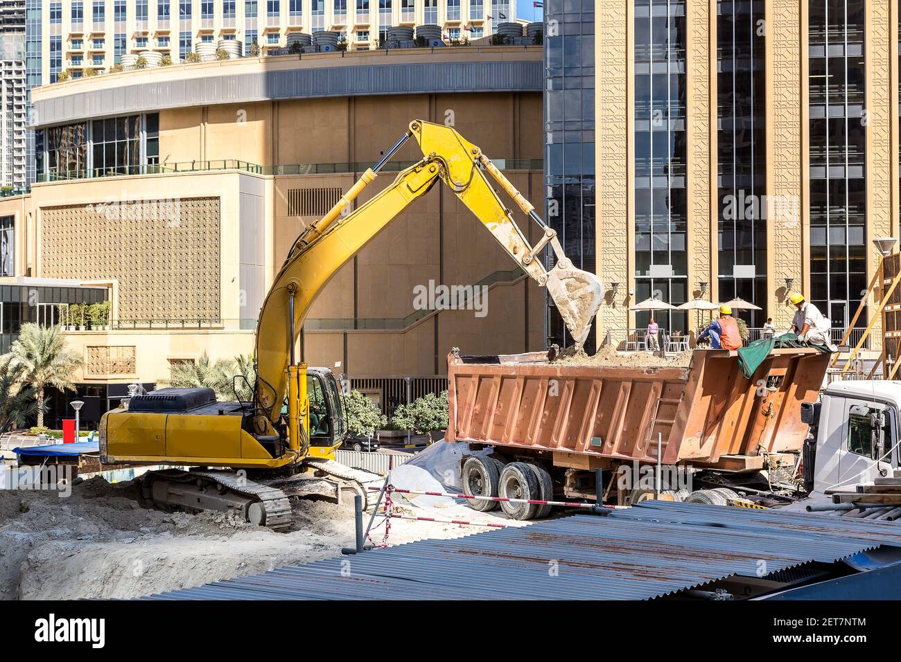 Dubai marina workers construction hi-res stock photography and images ...