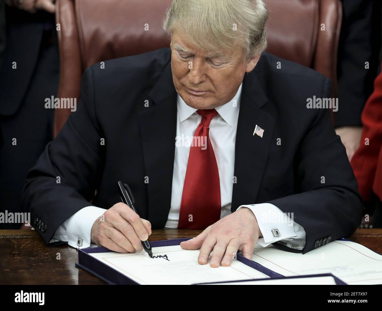 President Donald Trump signs the First Step Act and the Juvenile ...