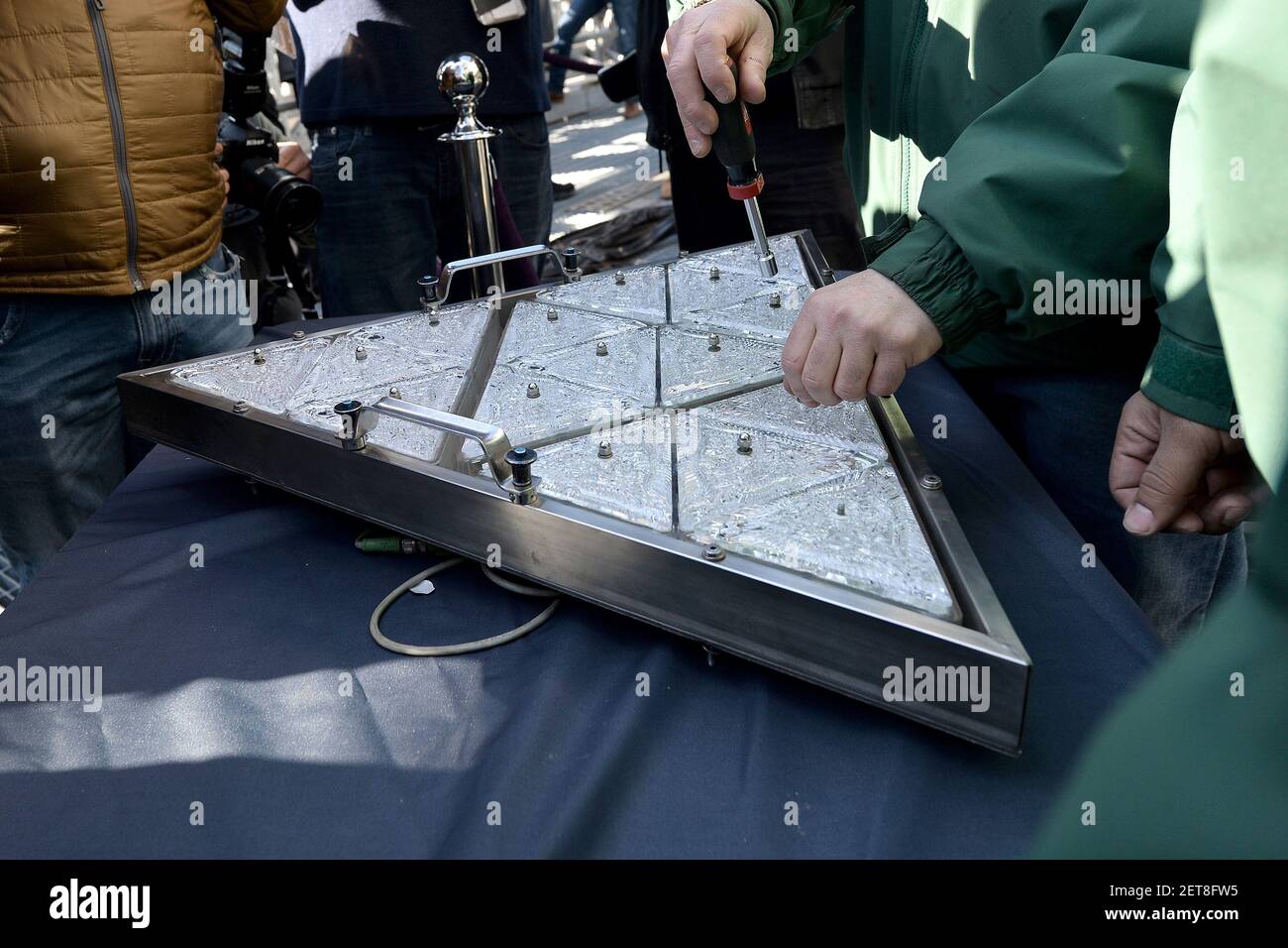 Landmark Signs workers Paul Stultz attach one of the 192 Waterford ...