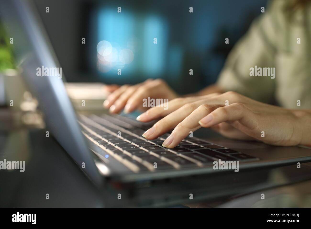 Journalist typing hi-res stock photography and images - Alamy