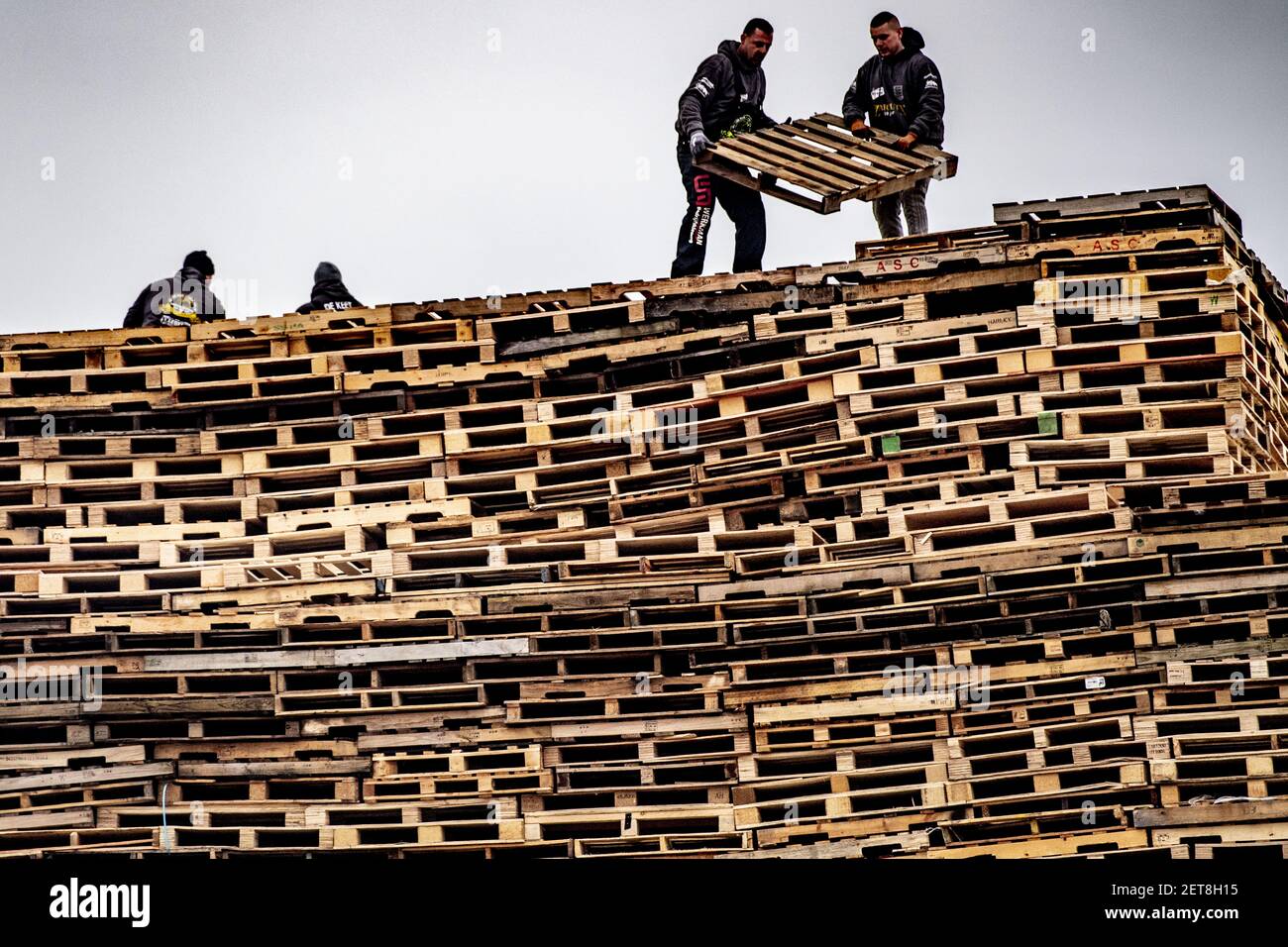 The construction of the bonfires on the beaches of Duindorp and ...