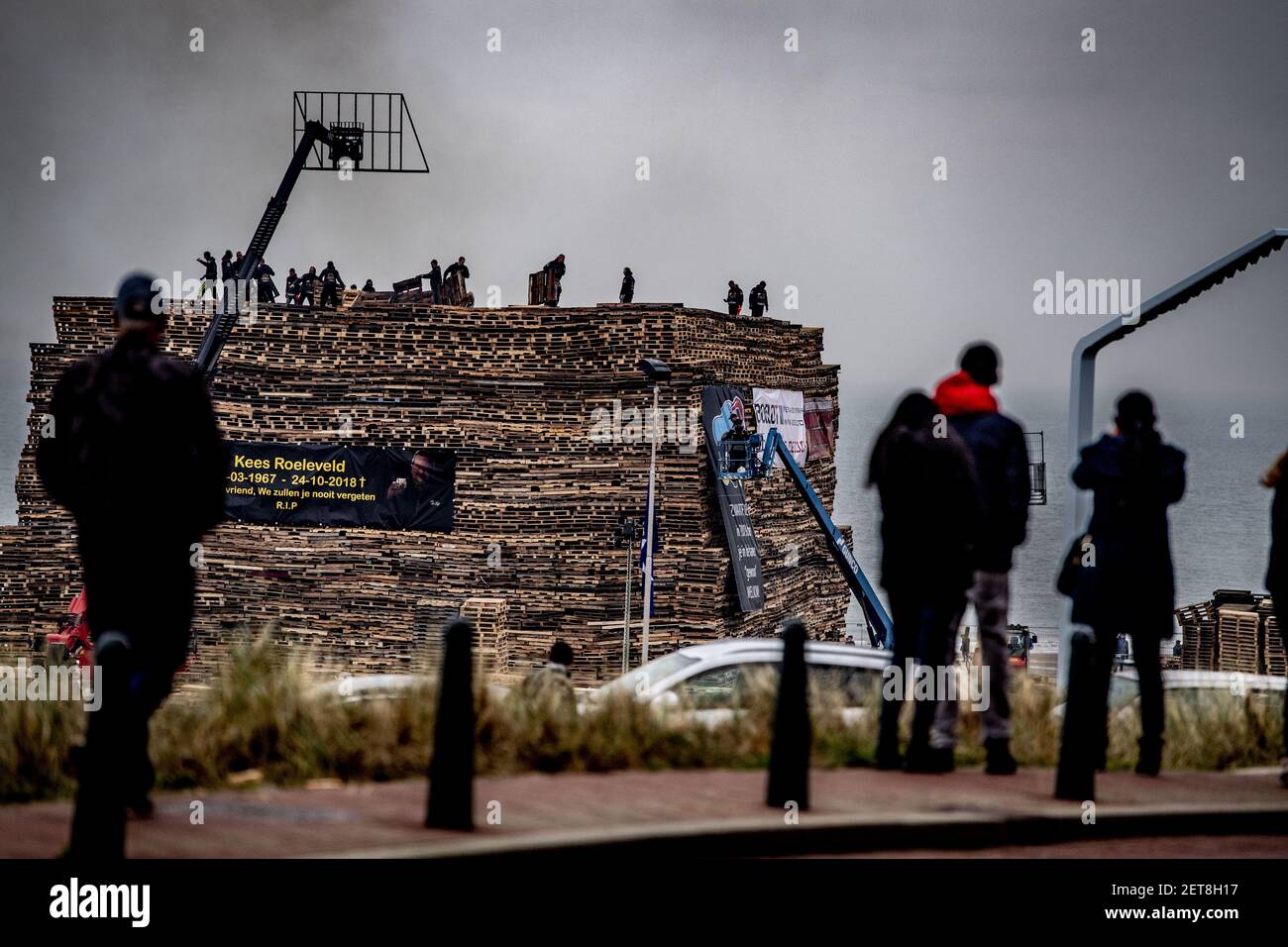 The construction of the bonfires on the beaches of Duindorp and ...