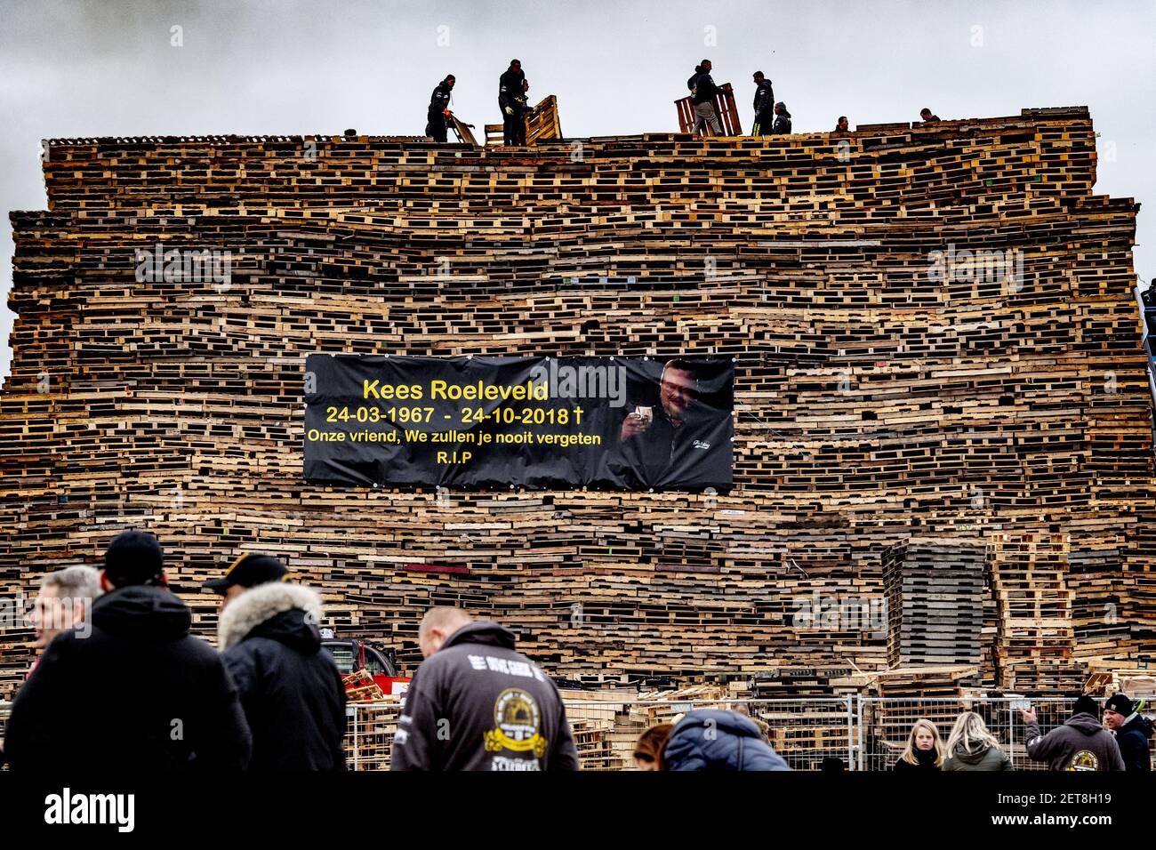 The construction of the bonfires on the beaches of Duindorp and ...