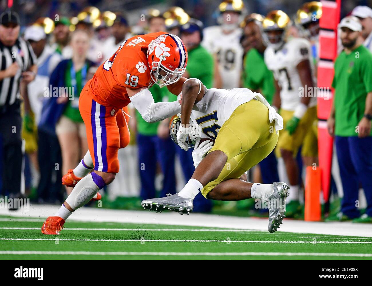 Notre Dame Fighting Irish wide receiver Miles Boykin (81) catches a ...