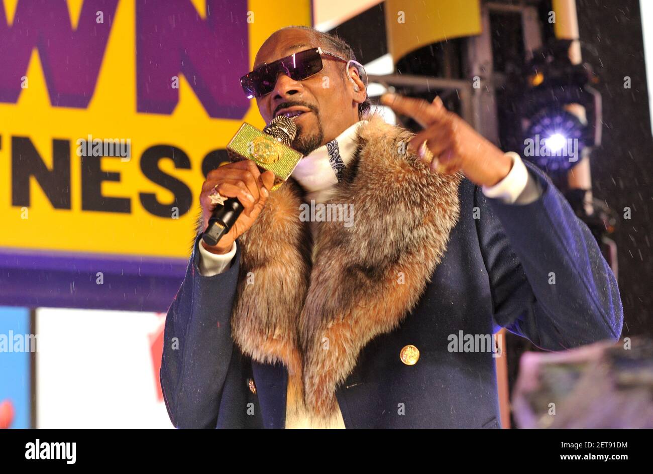 NEW YORK - DECEMBER 31: Snoop Dogg performs on "FOX'S New Years Eve ...