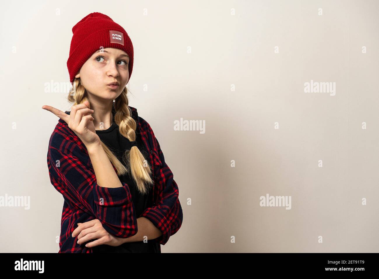 Look sideways hi-res stock photography and images - Alamy