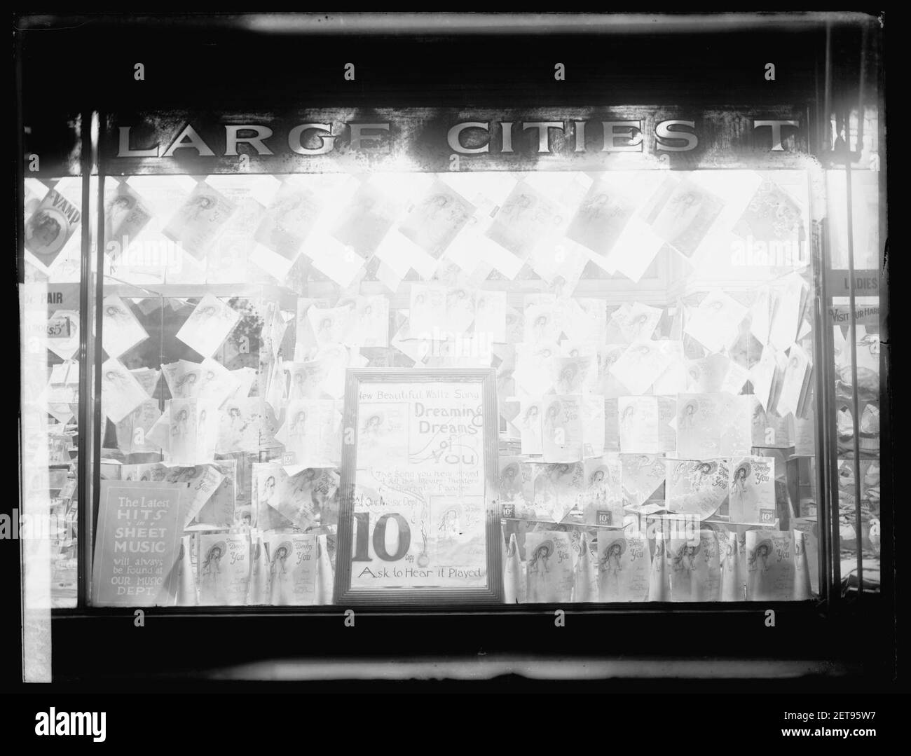 Pearson Music Co. window display Kres Stock Photo - Alamy