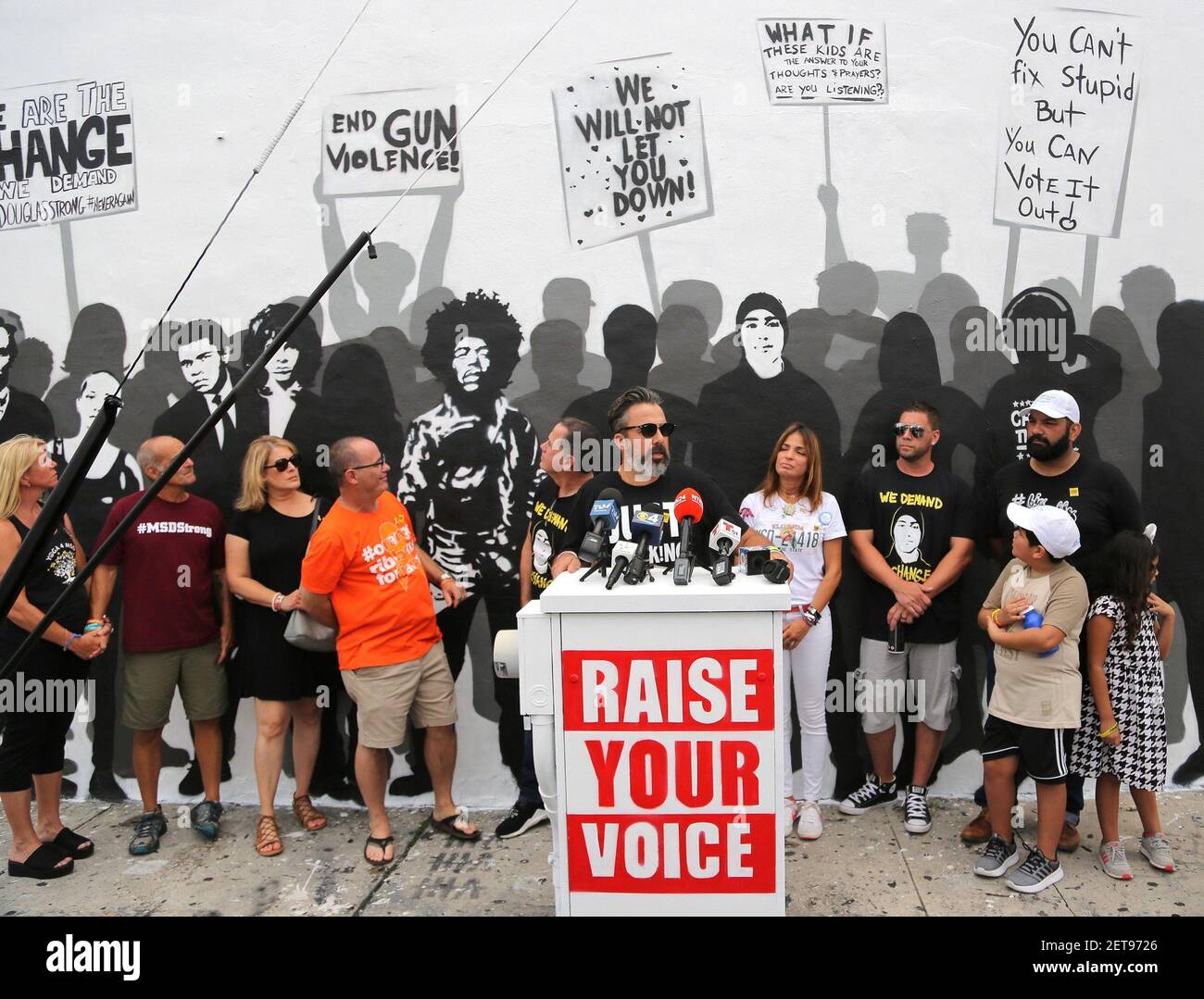 Manuel Oliver, center, unveils his mural for Stoneman Douglas mass ...