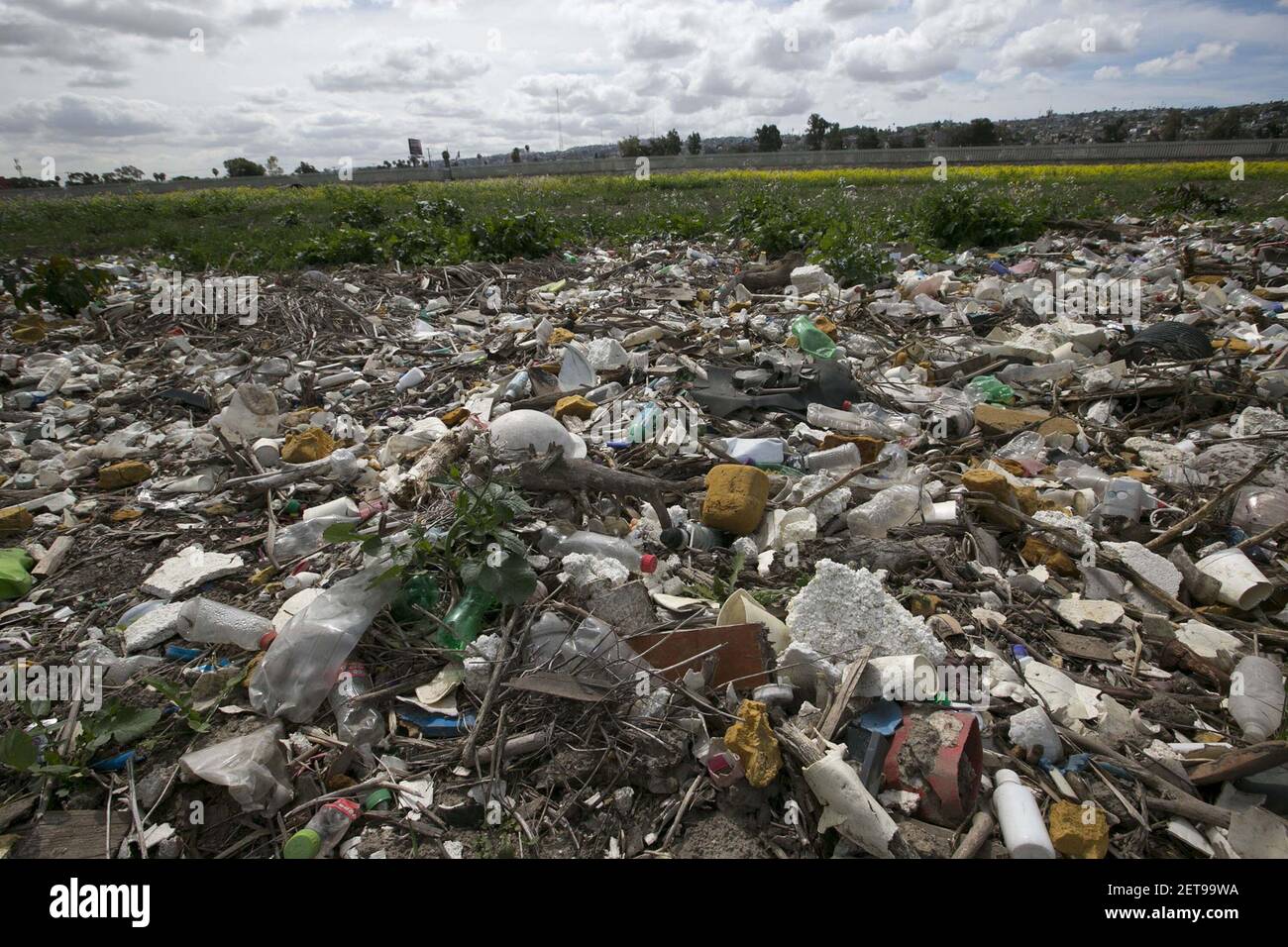 Cross border pollution in the Tijuana River and along the fence between ...