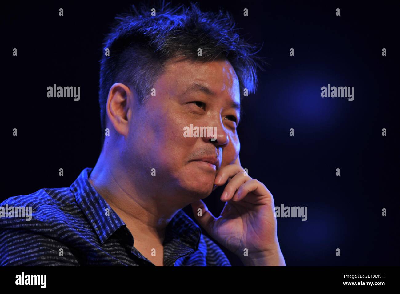 --FILE--Chinese writer Yu Hua talks with college students in Hangzhou ...