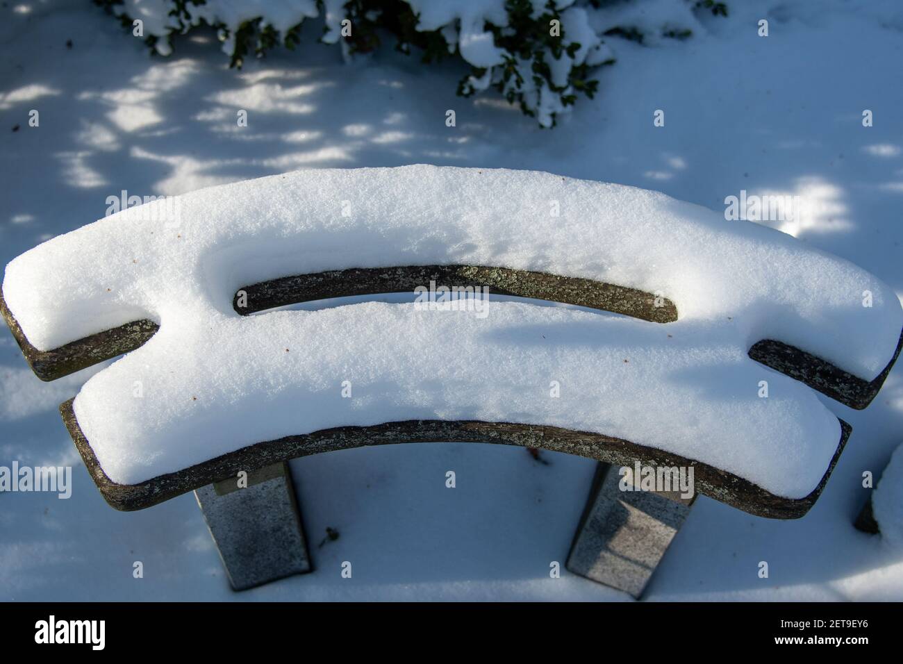 snow on a round park bench Stock Photo - Alamy