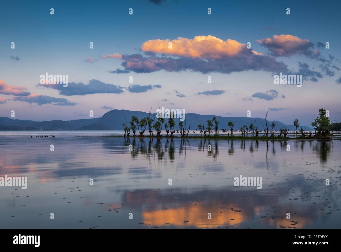 --FILE--The view of sky and sceneries reflected on Erhai, also known as ...