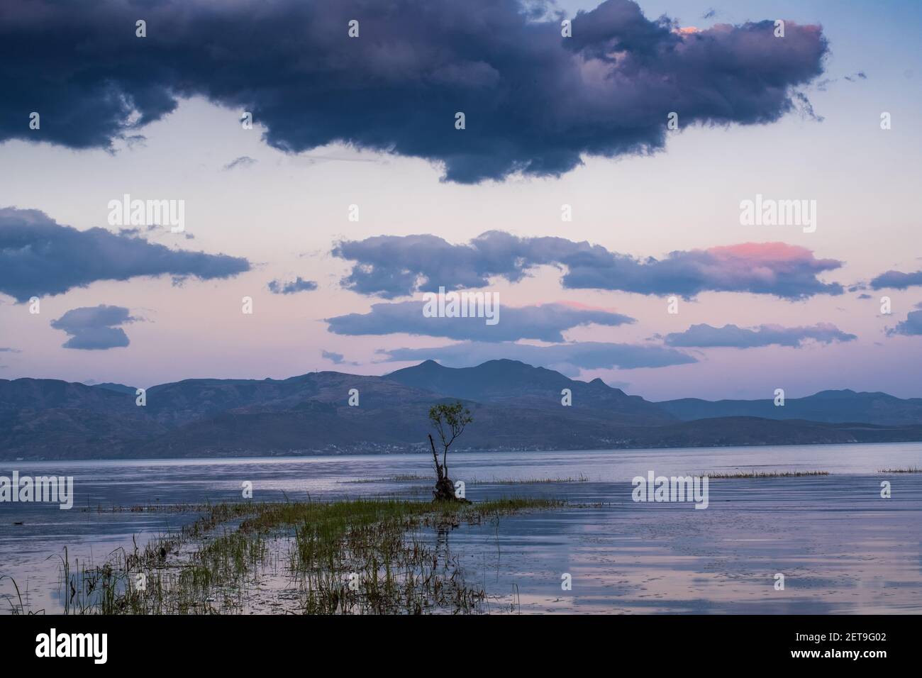 --FILE--The view of sky and sceneries reflected on Erhai, also known as ...