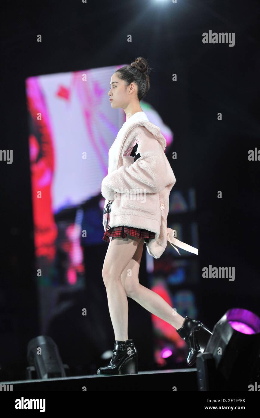 --File--Ouyang Nini, Chinese actress and elder sister of Ouyang Nana, catwalks as a model for ...